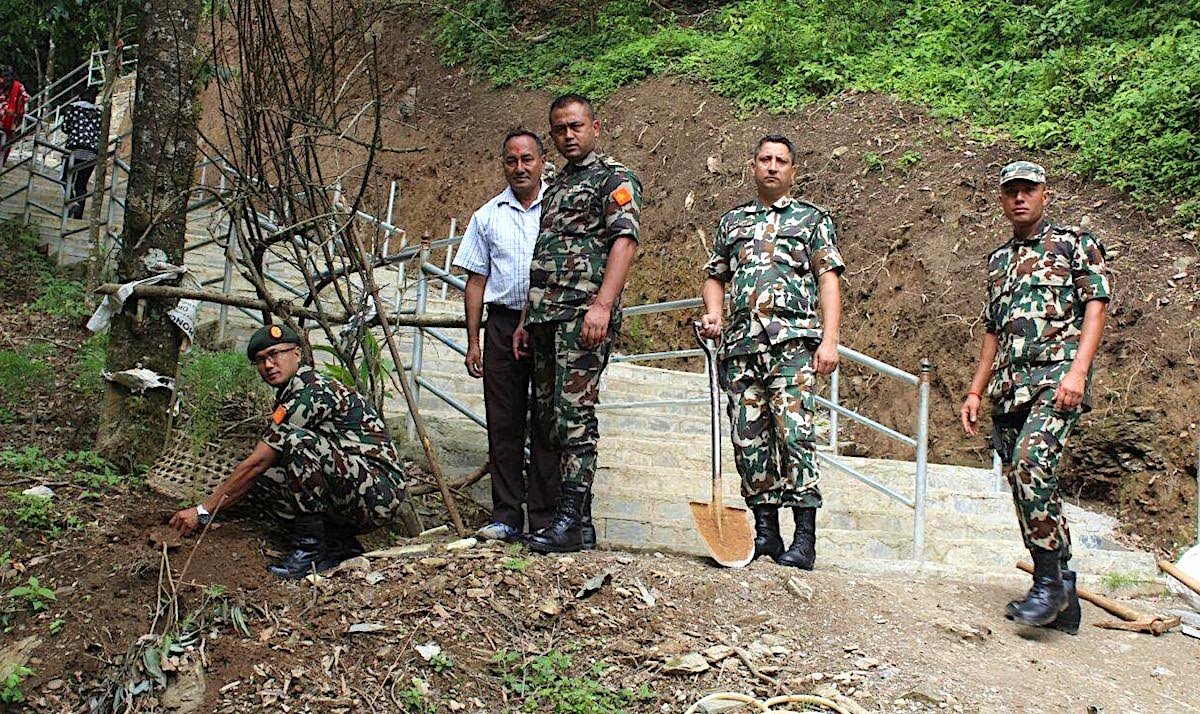 नेपाली सेनाद्धारा रेसुङ्गा क्षेत्रमा १ सय वटा लोपोन्मुख बिरुवा रोपण ...